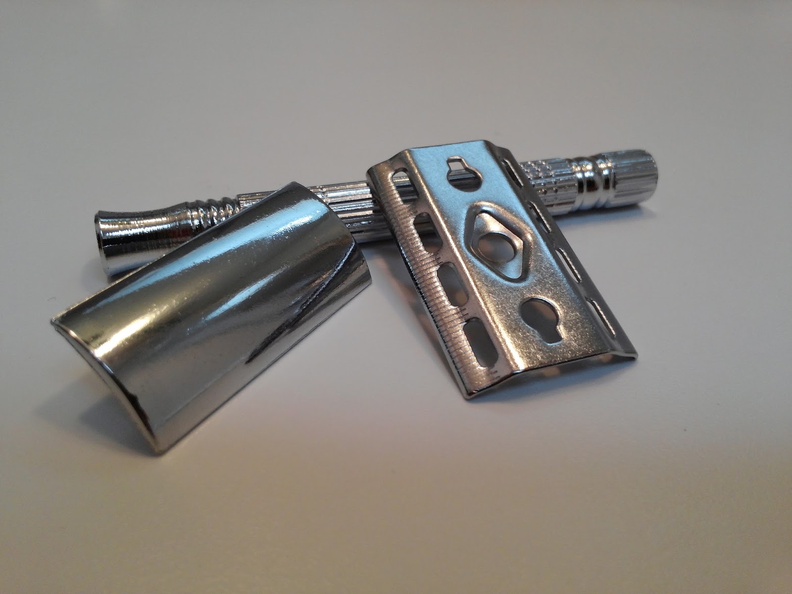 Shave Like Grandad: How to Best Insert a Blade into a UTO* DE Razor